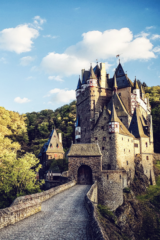 Eltz Castle, Germany。埃尔兹城堡在德国明斯特迈菲尔德小镇的一个幽静山谷里，坐落在Elzbach河上，建于公元十二至十六世纪 ...